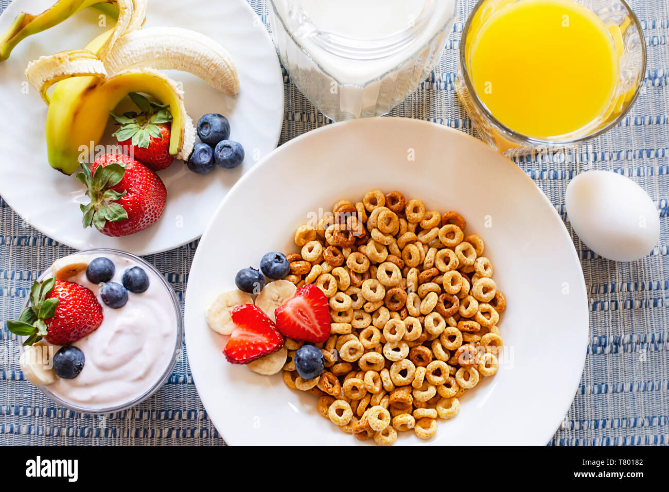 Flat lay of a bowl of oat cereal with bananas, strawberries, and ...