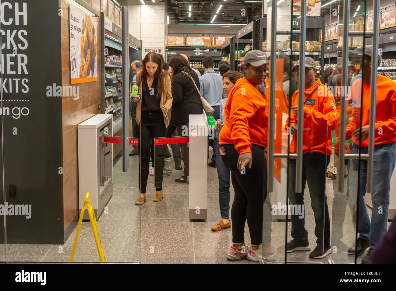Grand opening shopping mall hi-res stock photography and images - Alamy