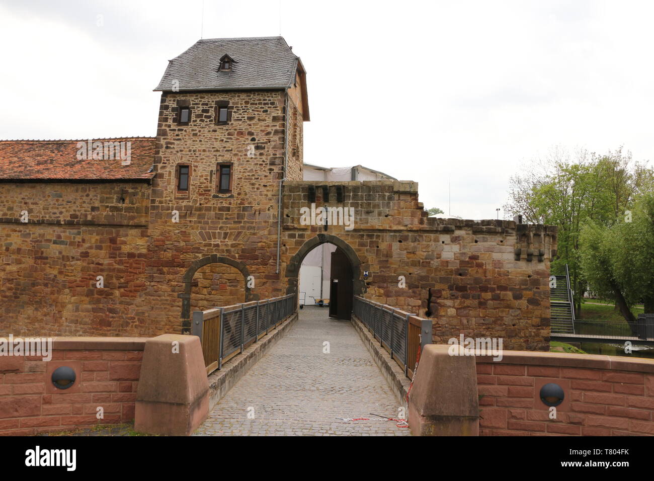 Blick auf die Wasserburg im Kurpark von Bad Vilbel in Hessen Stock ...