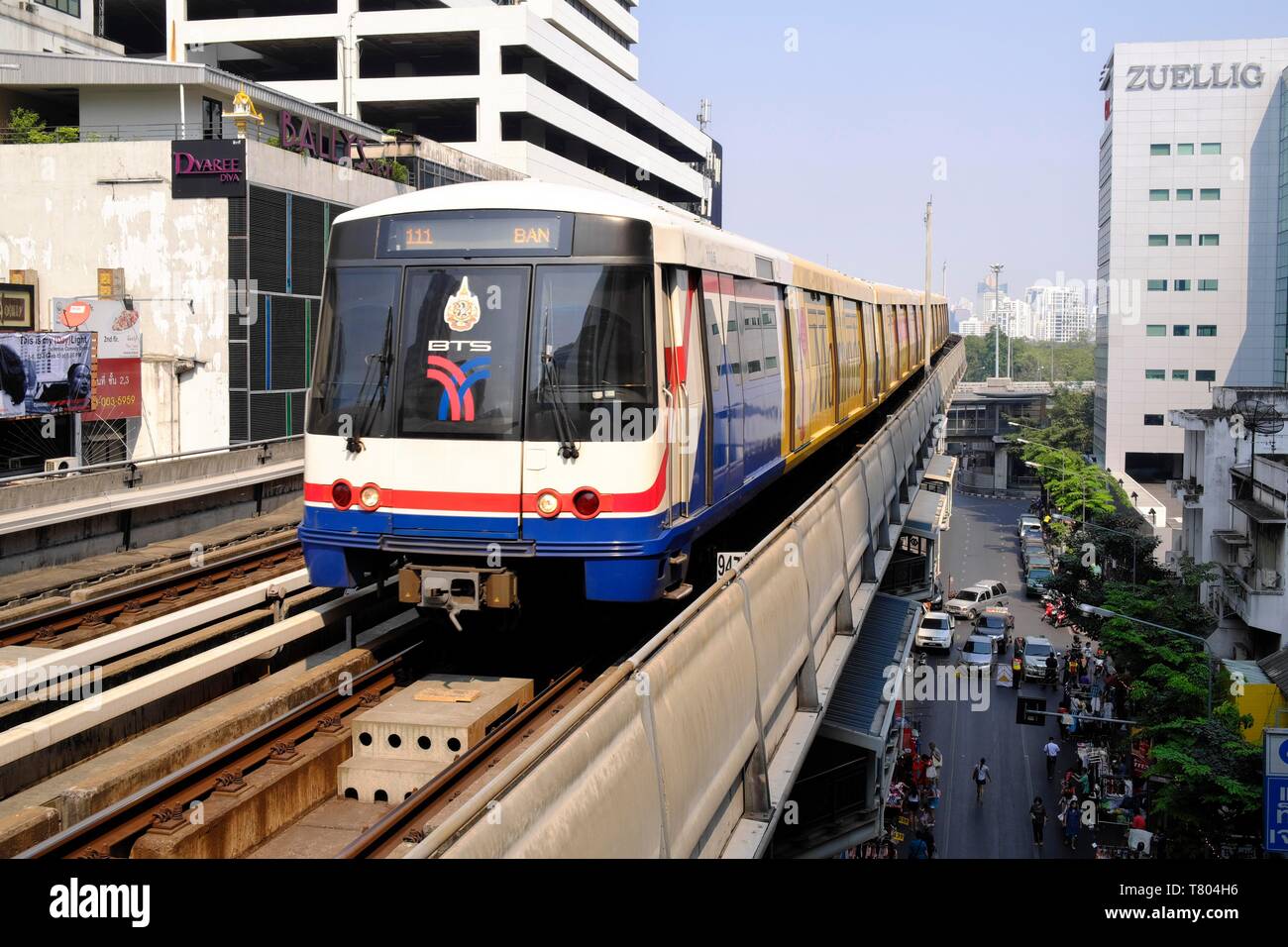 BTS Skytrain, Bangkok Mass Transit System, S-Bahn between skyscrapers ...