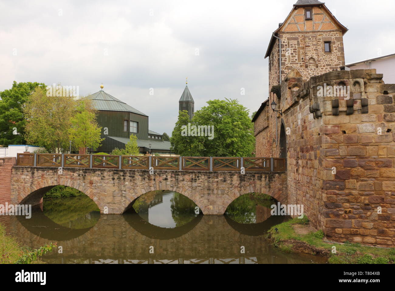 Blick auf die Wasserburg im Kurpark von Bad Vilbel in Hessen Stock ...