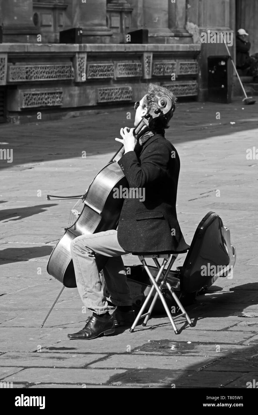 Black and white cellist hi-res stock photography and images - Alamy