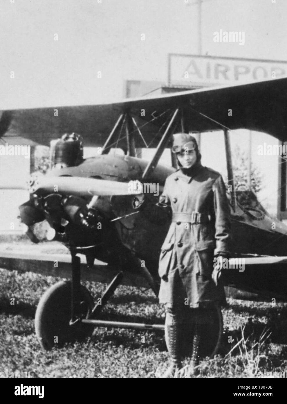 Female pilot 1920s hi-res stock photography and images - Alamy