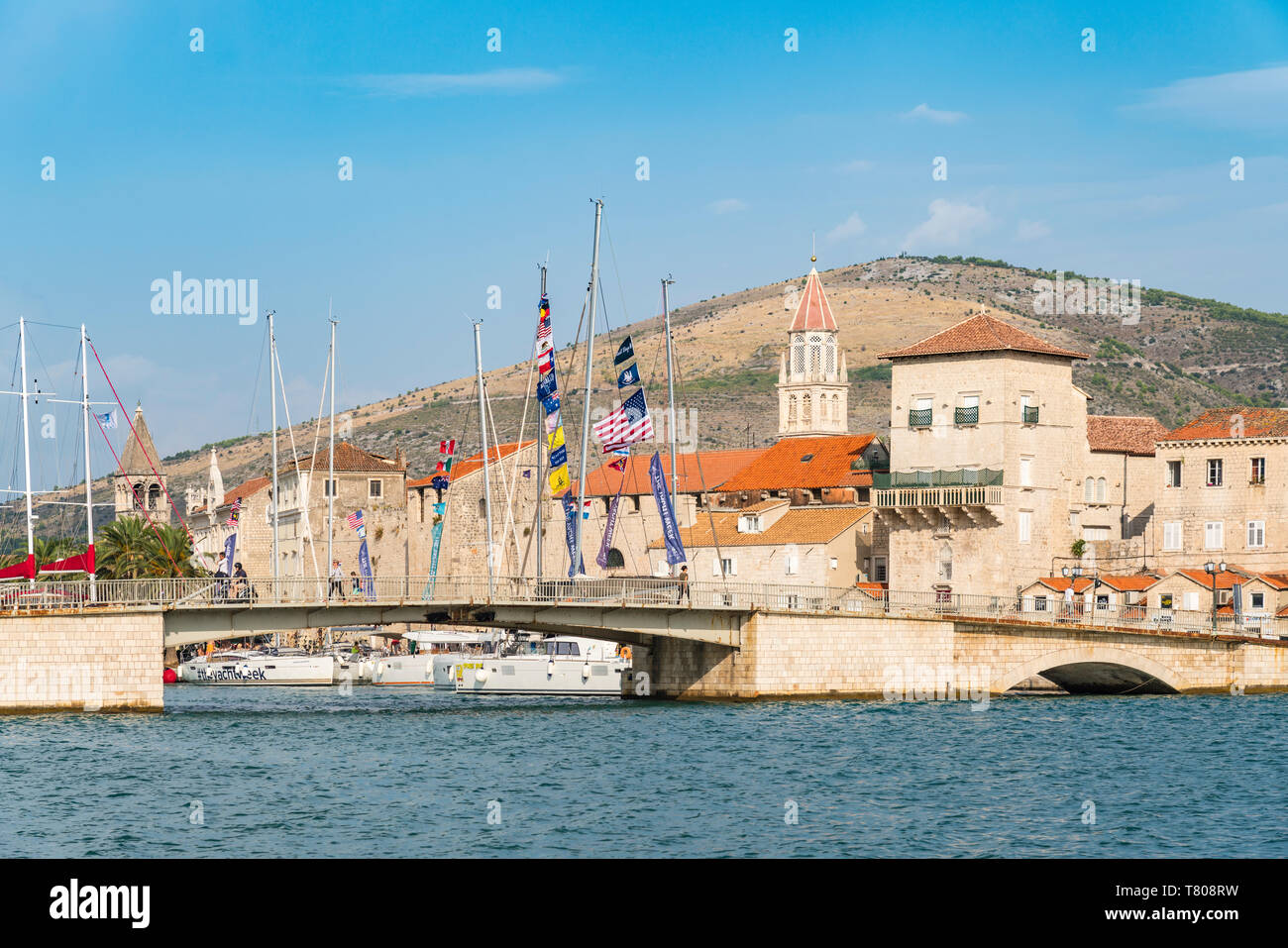Sailing boats and the bridge that connects the old town to the island ...