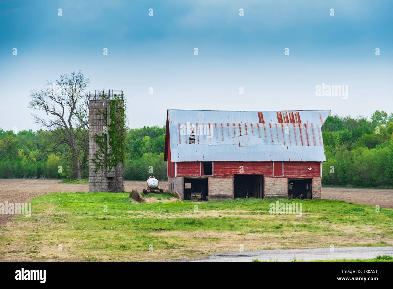 Red tin roof hi-res stock photography and images - Alamy