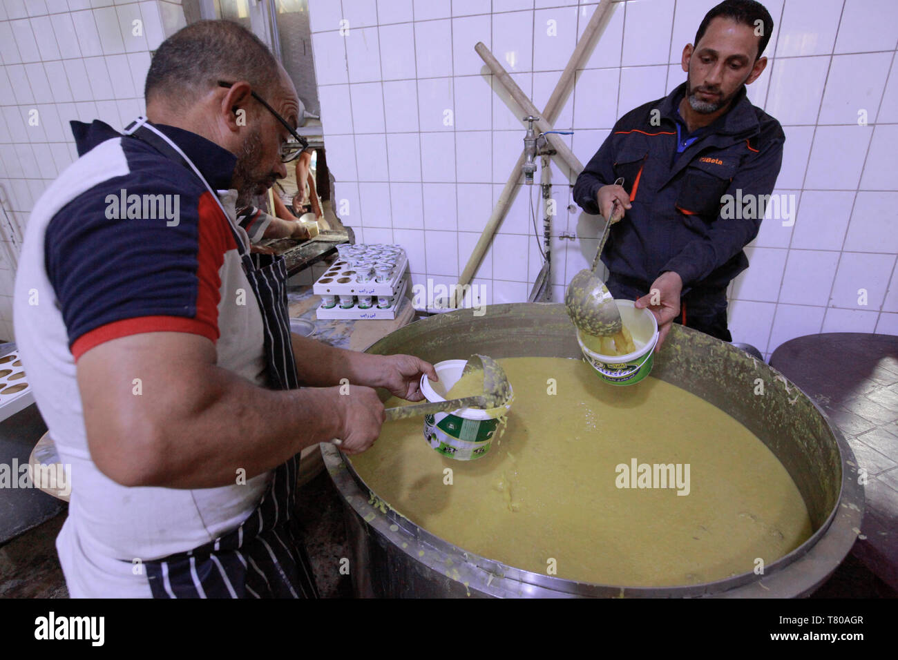 Baghdad, Iraq. 09th May, 2019. Iraqi men prepare Iftar food for the ...