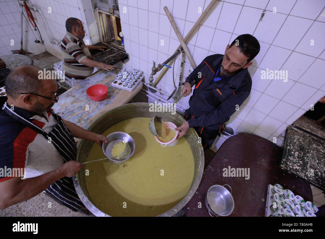 Baghdad, Iraq. 09th May, 2019. Iraqi men prepare Iftar food for the ...