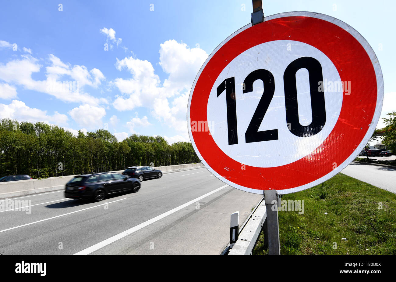 120 speed limit sign hi-res stock photography and images - Alamy