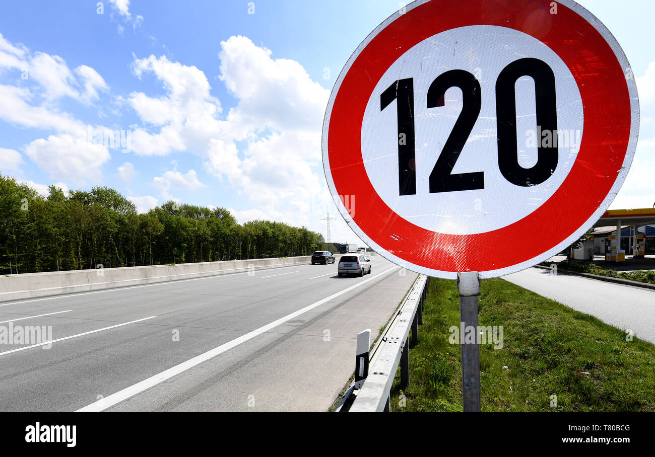 09 May 2019, Schleswig-Holstein, Neumünster: There is a speed limit ...