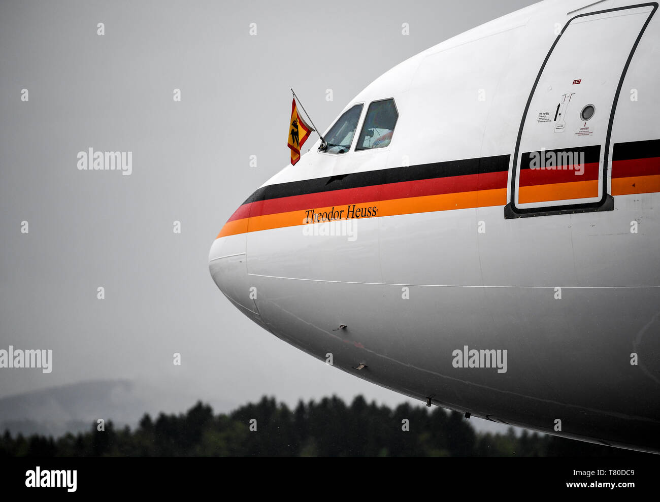 09 April 2019, Slovenia, Laibach: The aircraft of the Bundeswehr air ...