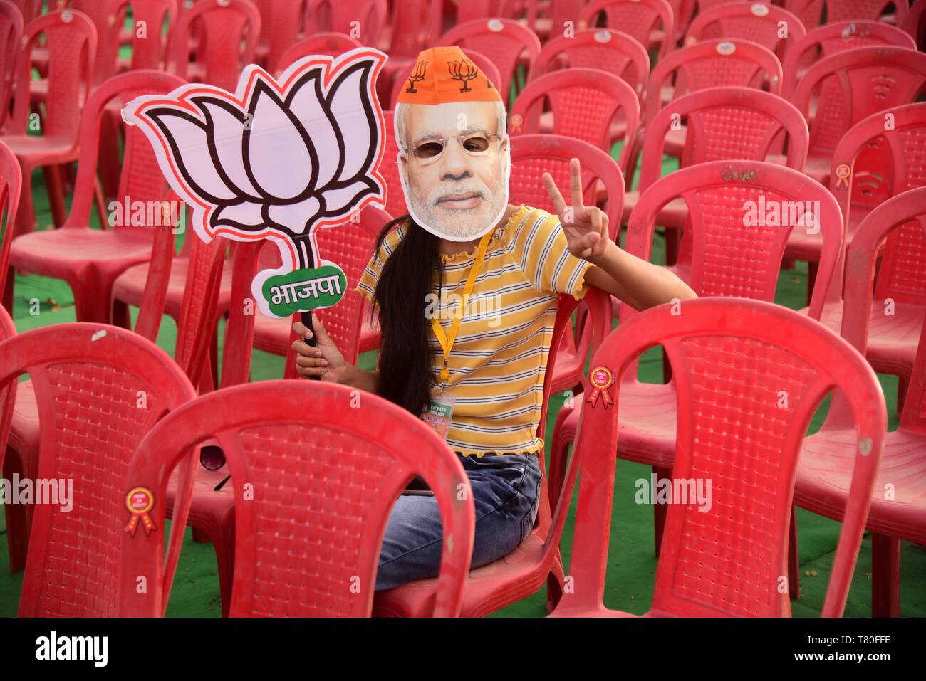 May 9, 2019, Allahabad, Uttar Pradesh, India: A woman wears Modi mask ...
