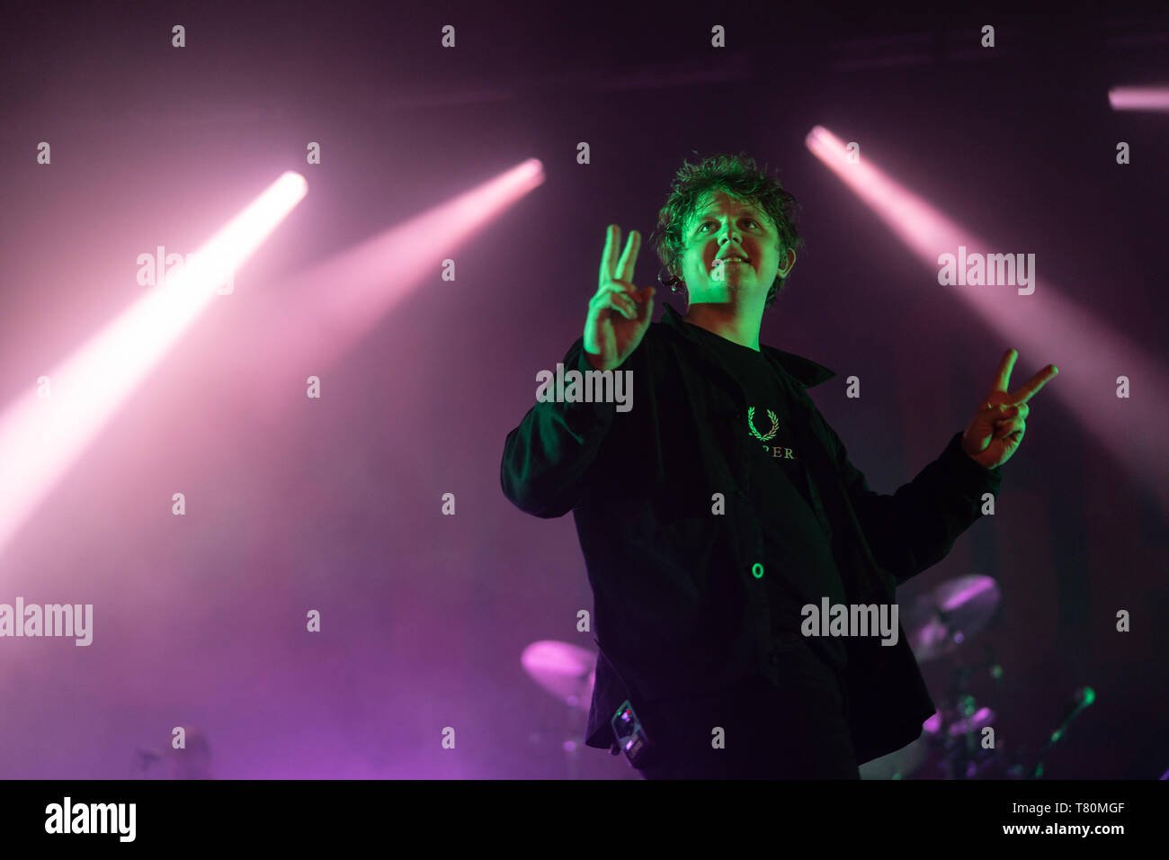 Lewis capaldi singing hi-res stock photography and images - Alamy