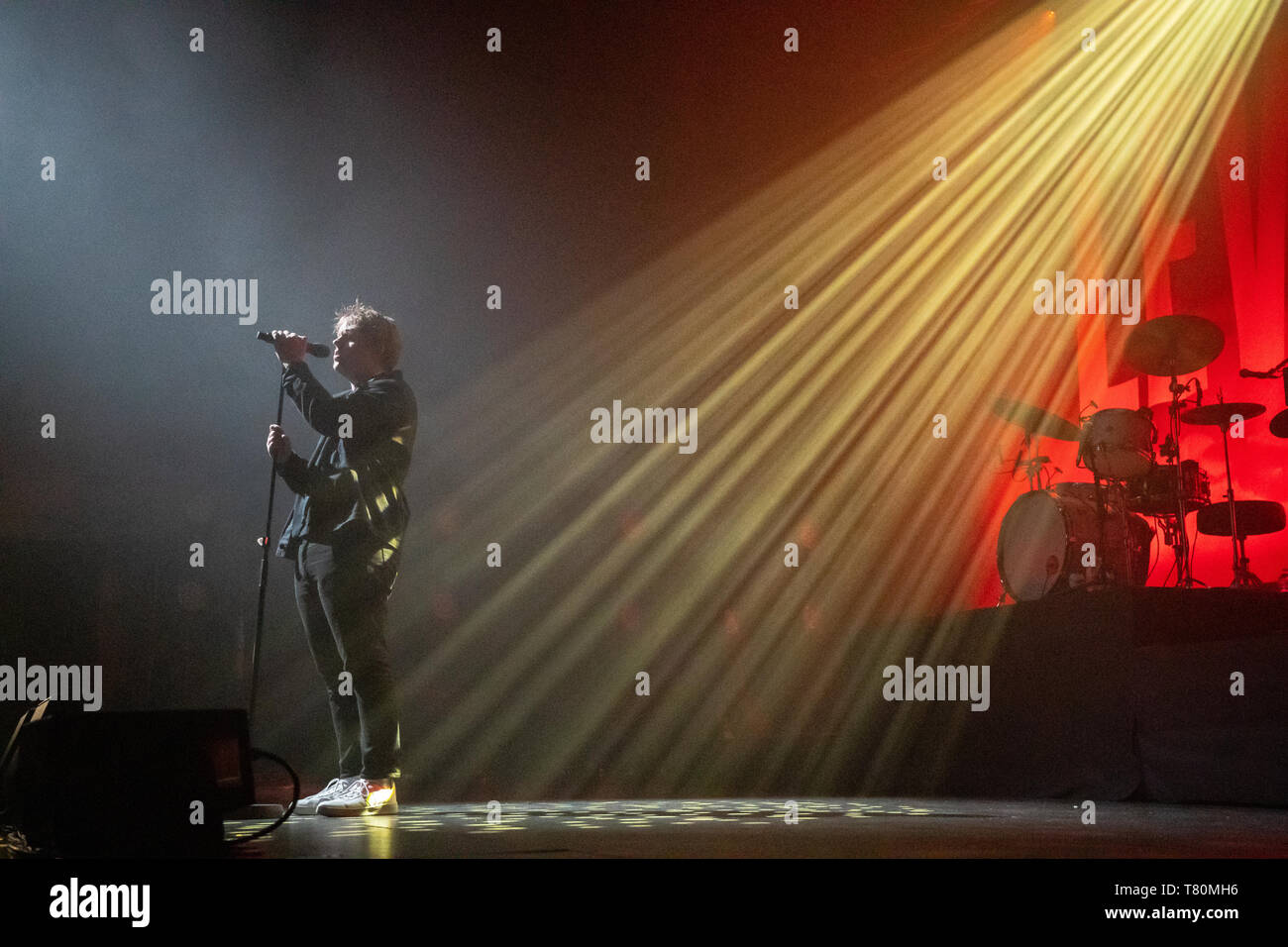 Lewis capaldi singing hi-res stock photography and images - Alamy