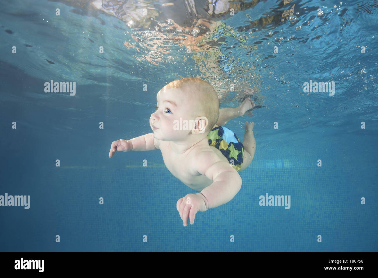 Family pool europe underwater hi-res stock photography and images - Alamy