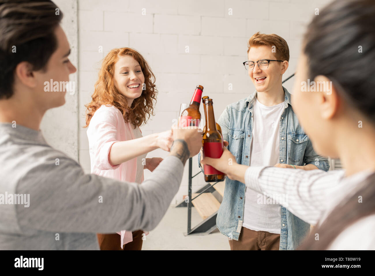 Cheering guy hi-res stock photography and images - Alamy