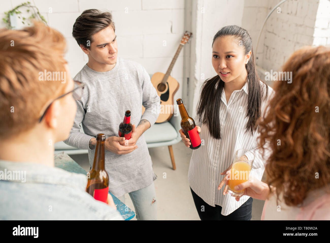 Teens chatting at home hi-res stock photography and images - Alamy