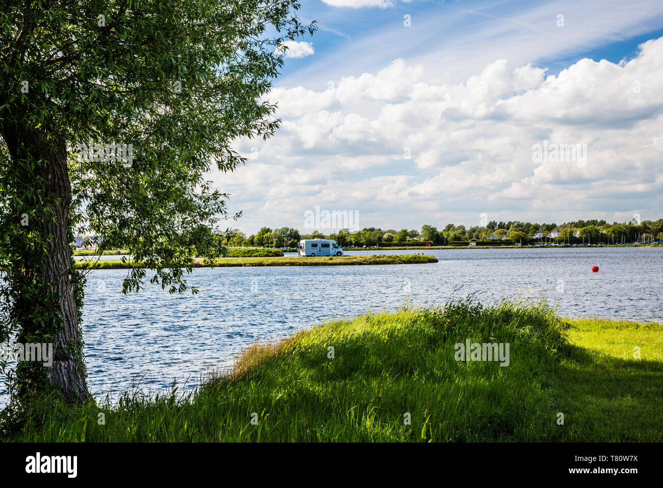 Blue skies lakes summer hi-res stock photography and images - Alamy