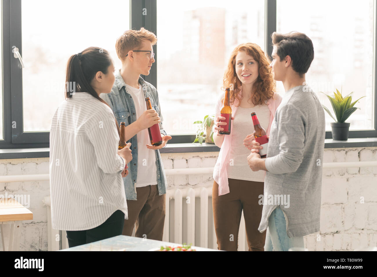 Friend gathering hi-res stock photography and images - Alamy