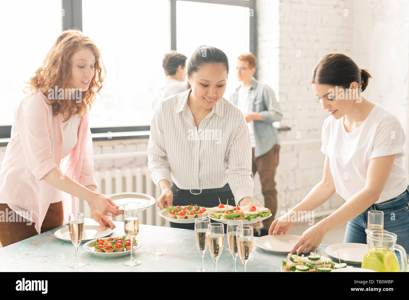 Girls at table hi-res stock photography and images - Alamy