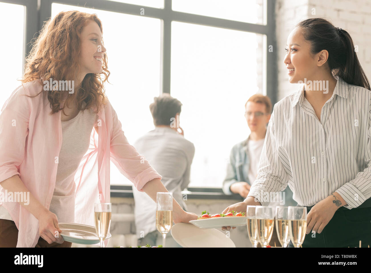 Girls home dinner party hi-res stock photography and images - Alamy