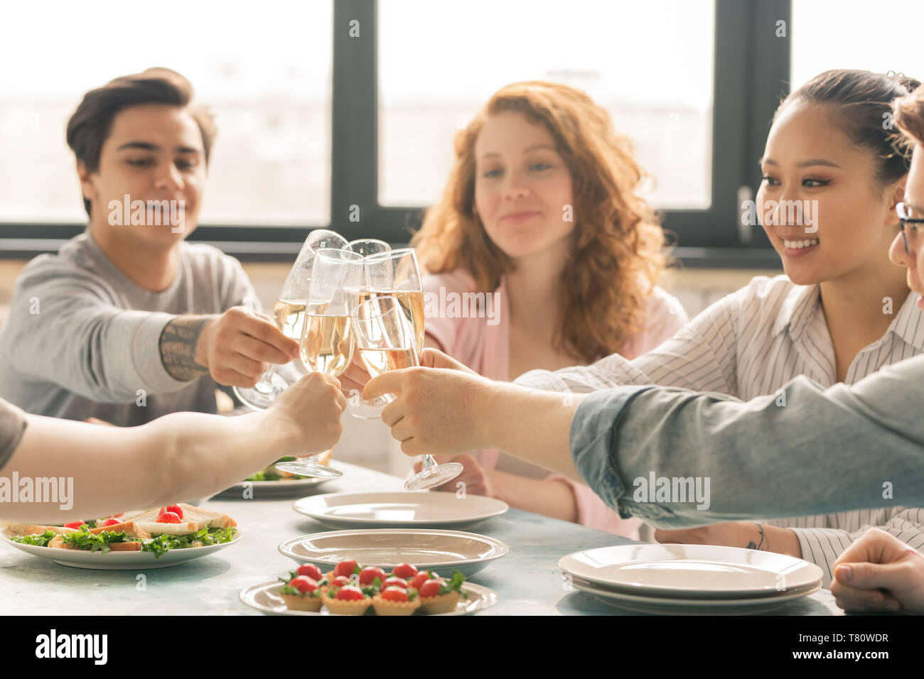 Friend gathering hi-res stock photography and images - Alamy
