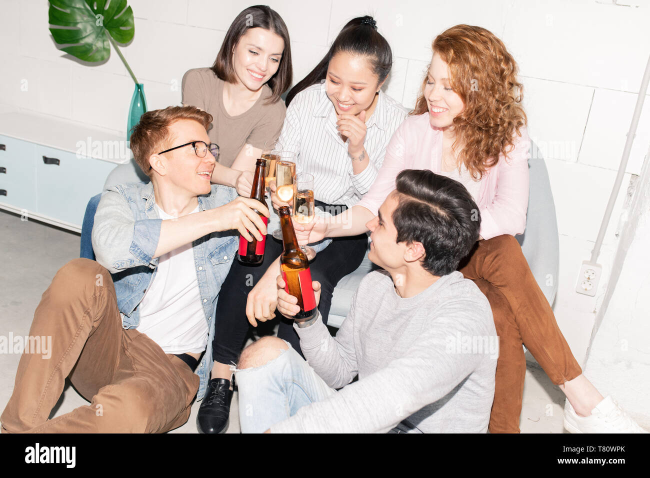 Drinks party hi-res stock photography and images - Alamy