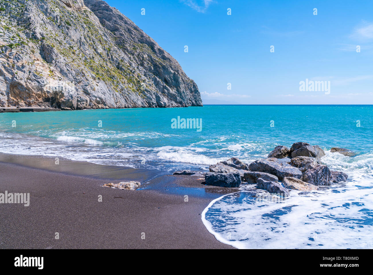 Black sand beach in Perissa, Santorini, Greece Stock Photo - Alamy
