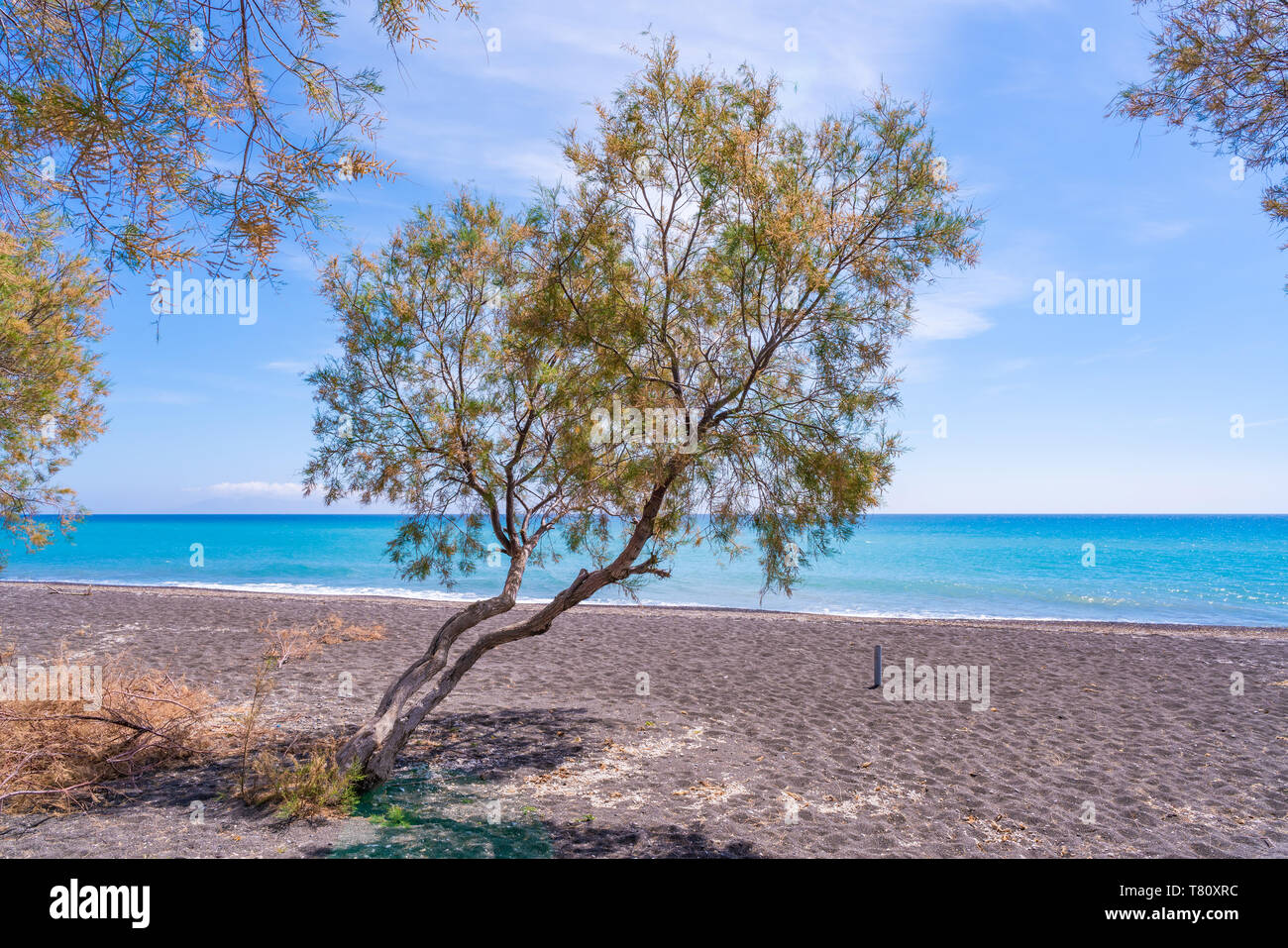 Perissa black sand beach santorini hi-res stock photography and images ...