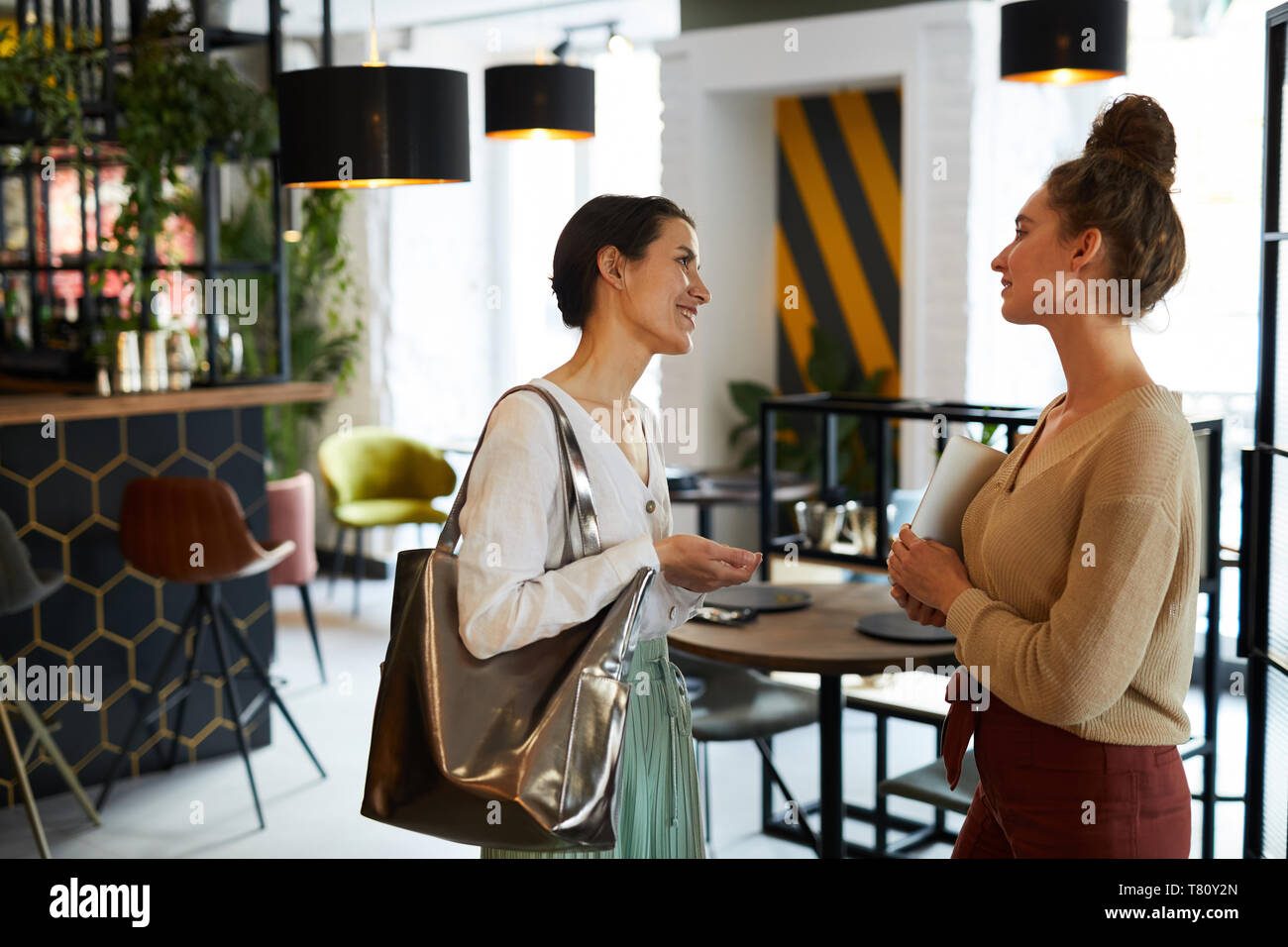 Leisure restaurant cafe hi-res stock photography and images - Alamy