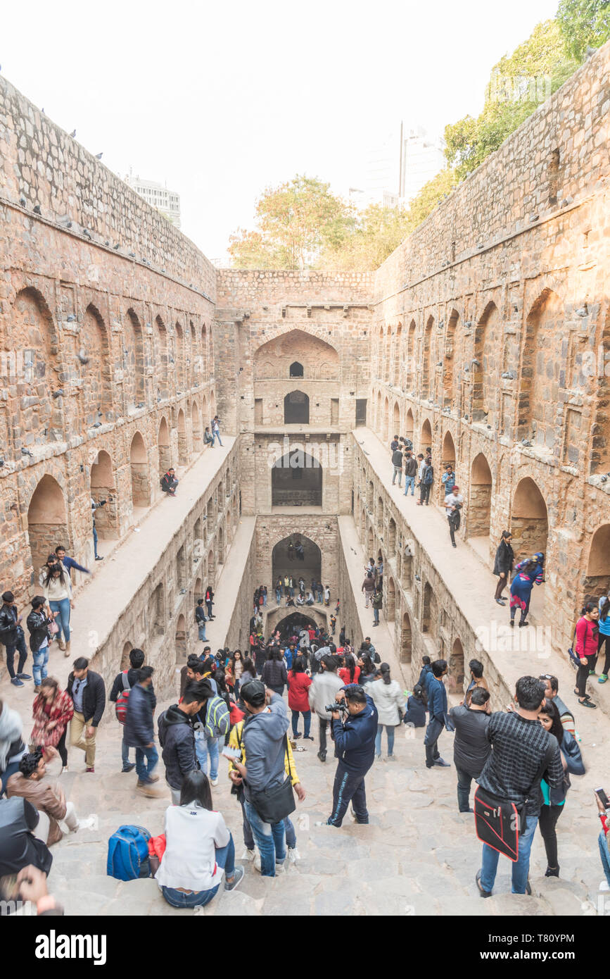 India step well woman hi-res stock photography and images - Alamy