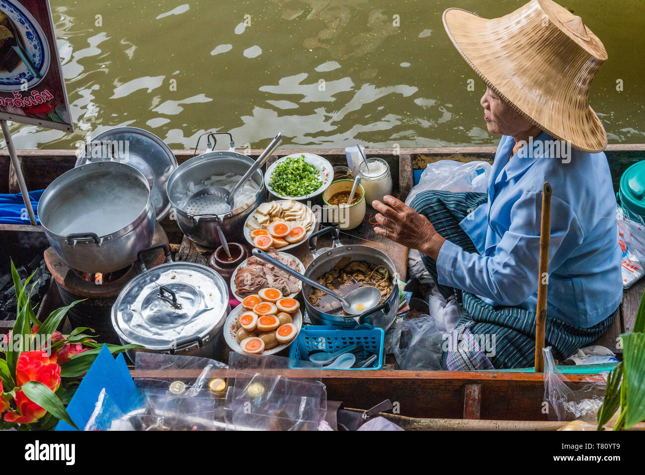 Riverside cooking at the Damnoen Saduak Floating River Market, Bangkok ...