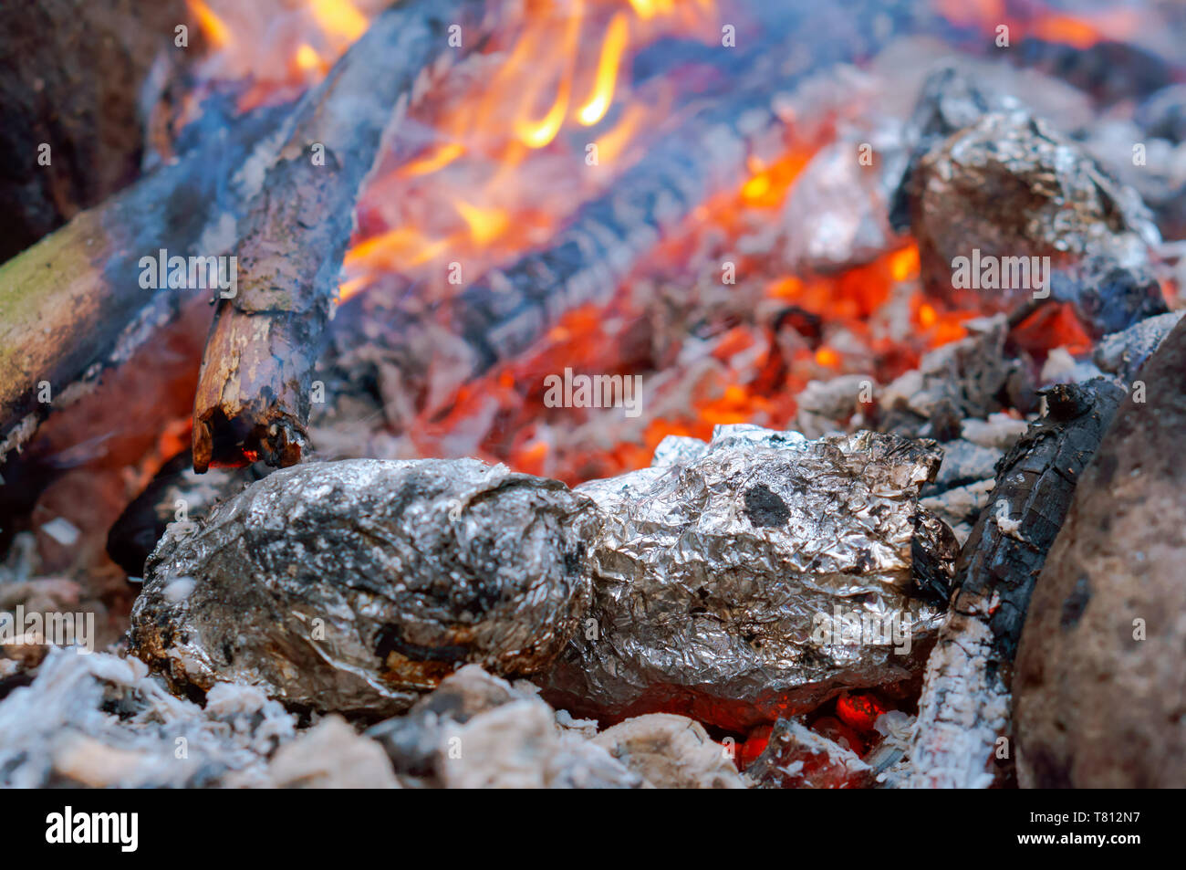 baked potatoes, vegetables baked in foil on fire Stock Photo - Alamy