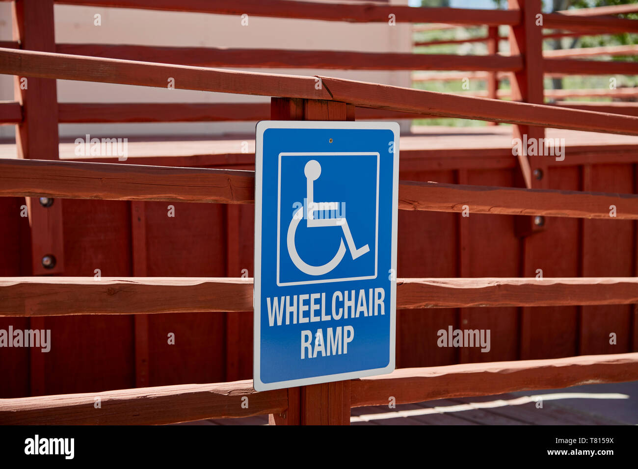 Wheelchair ramp sign hi-res stock photography and images - Alamy