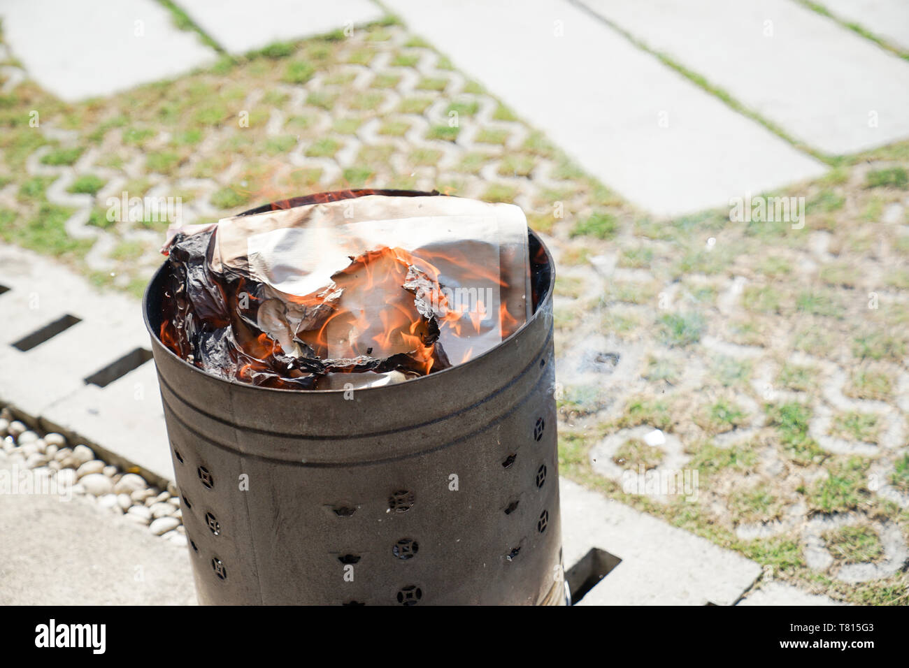 Chinese tradition, paper burn Stock Photo - Alamy