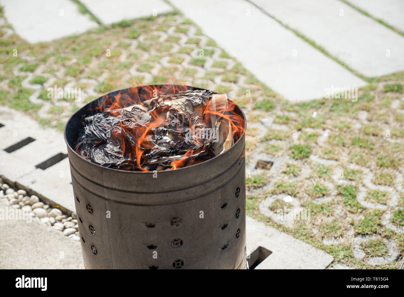 Chinese tradition, paper burn Stock Photo - Alamy