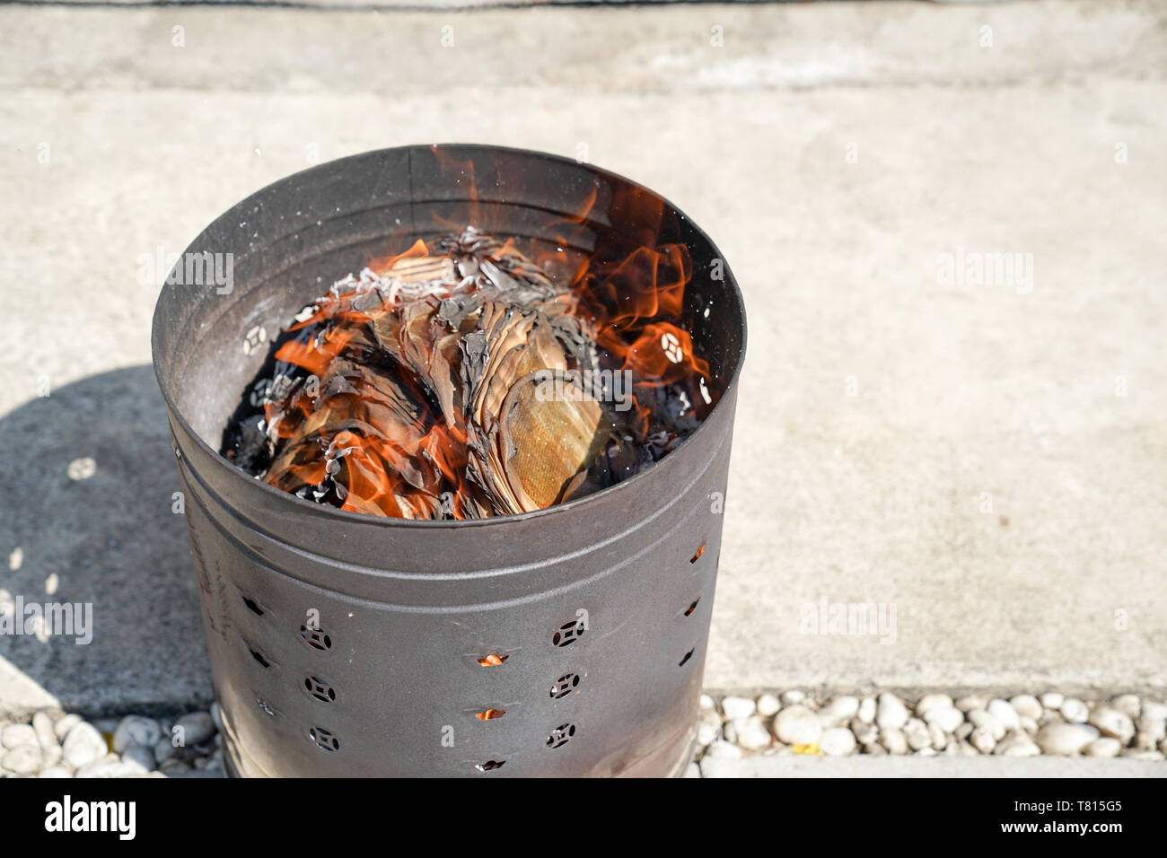 Silver chinese joss paper hi-res stock photography and images - Alamy