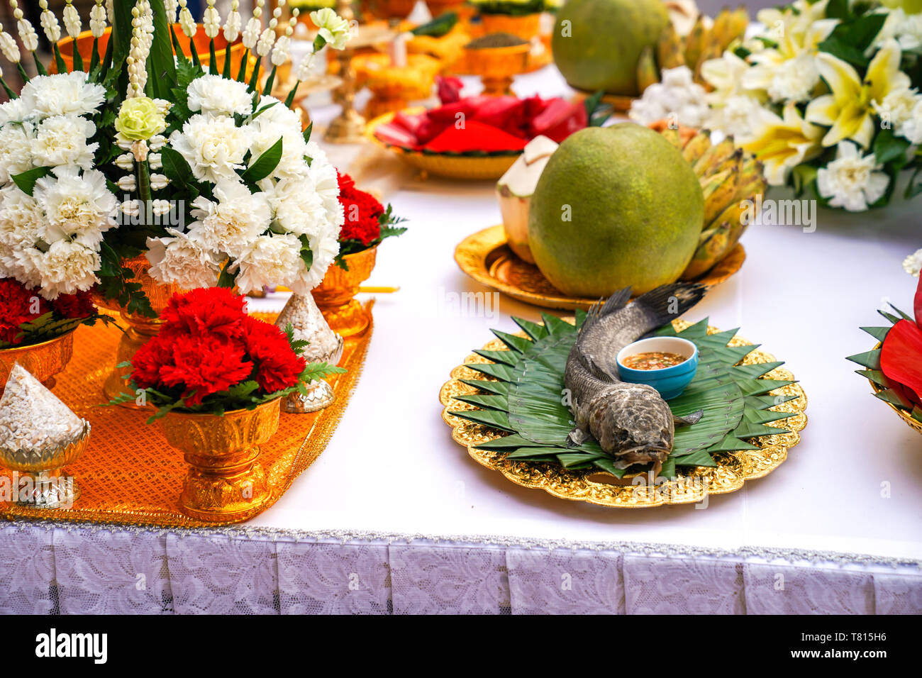 Thai "rice offering", catfish, coconut, pomelo, banana are on the table ...