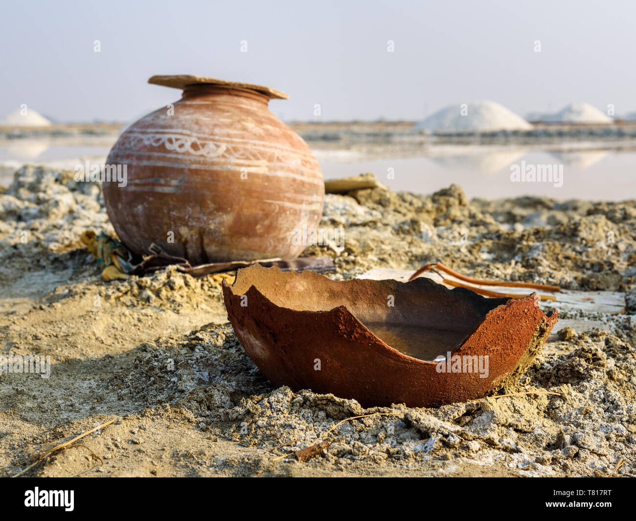 Indian clay cooking pots hi-res stock photography and images - Alamy