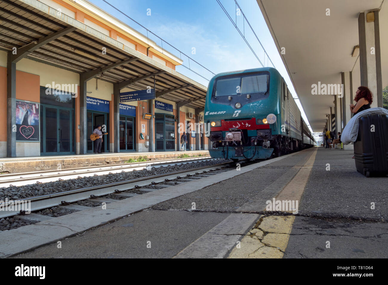 Approaching train hi-res stock photography and images - Alamy