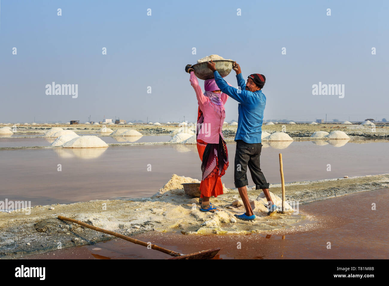 India woman water pot lake hi-res stock photography and images - Alamy