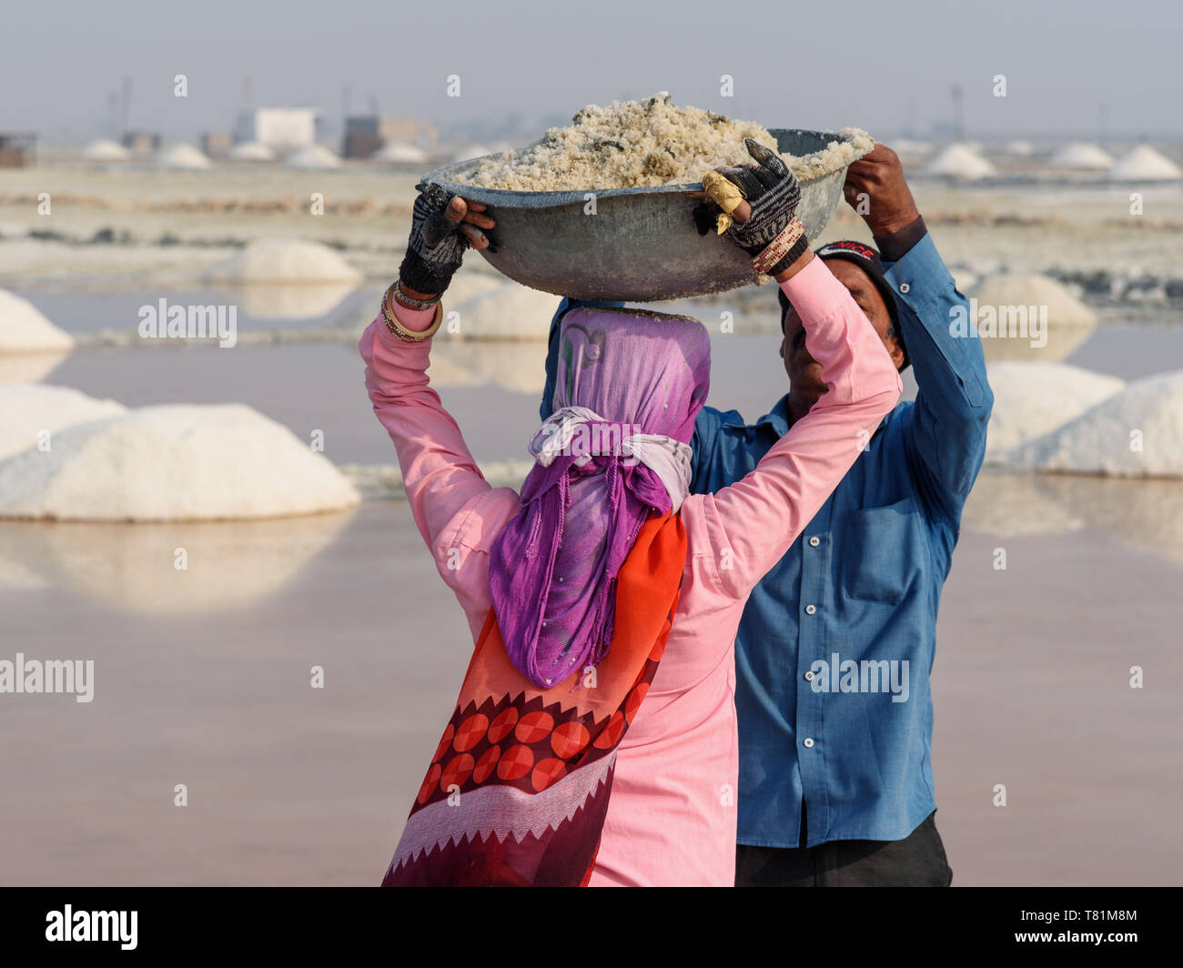 India woman water pot lake hi-res stock photography and images - Alamy