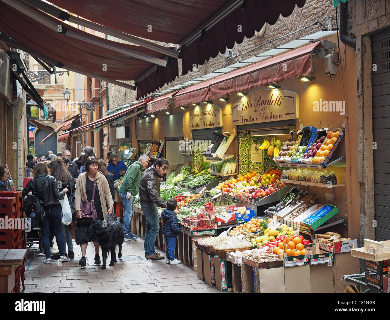 Italian street scenes hi-res stock photography and images - Alamy