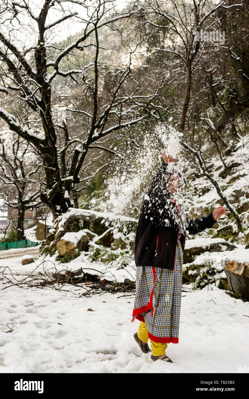 Woman in traditional dress manali hi-res stock photography and images ...
