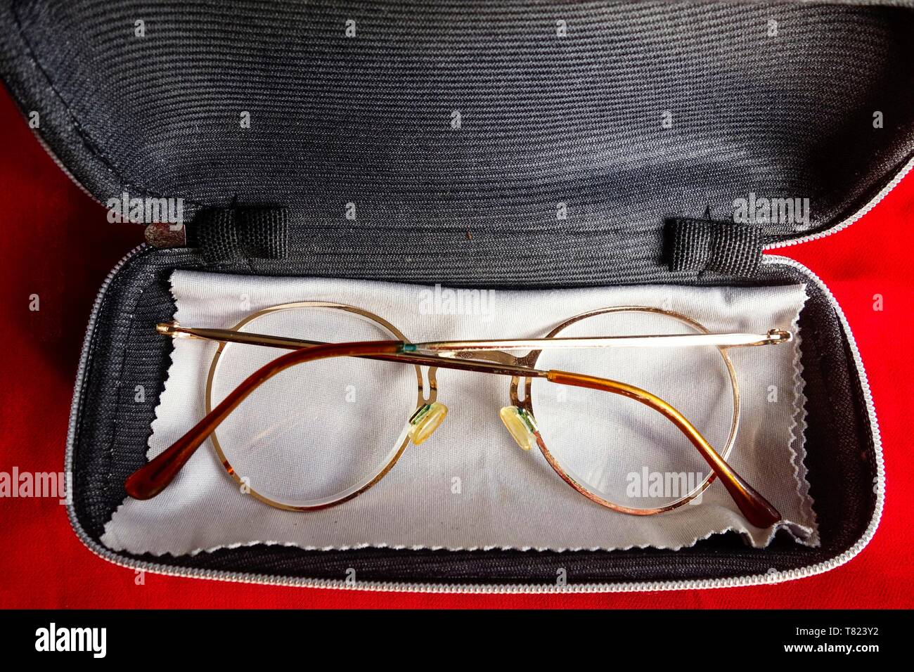 Reading Spectacles with Case Stock Photo - Alamy