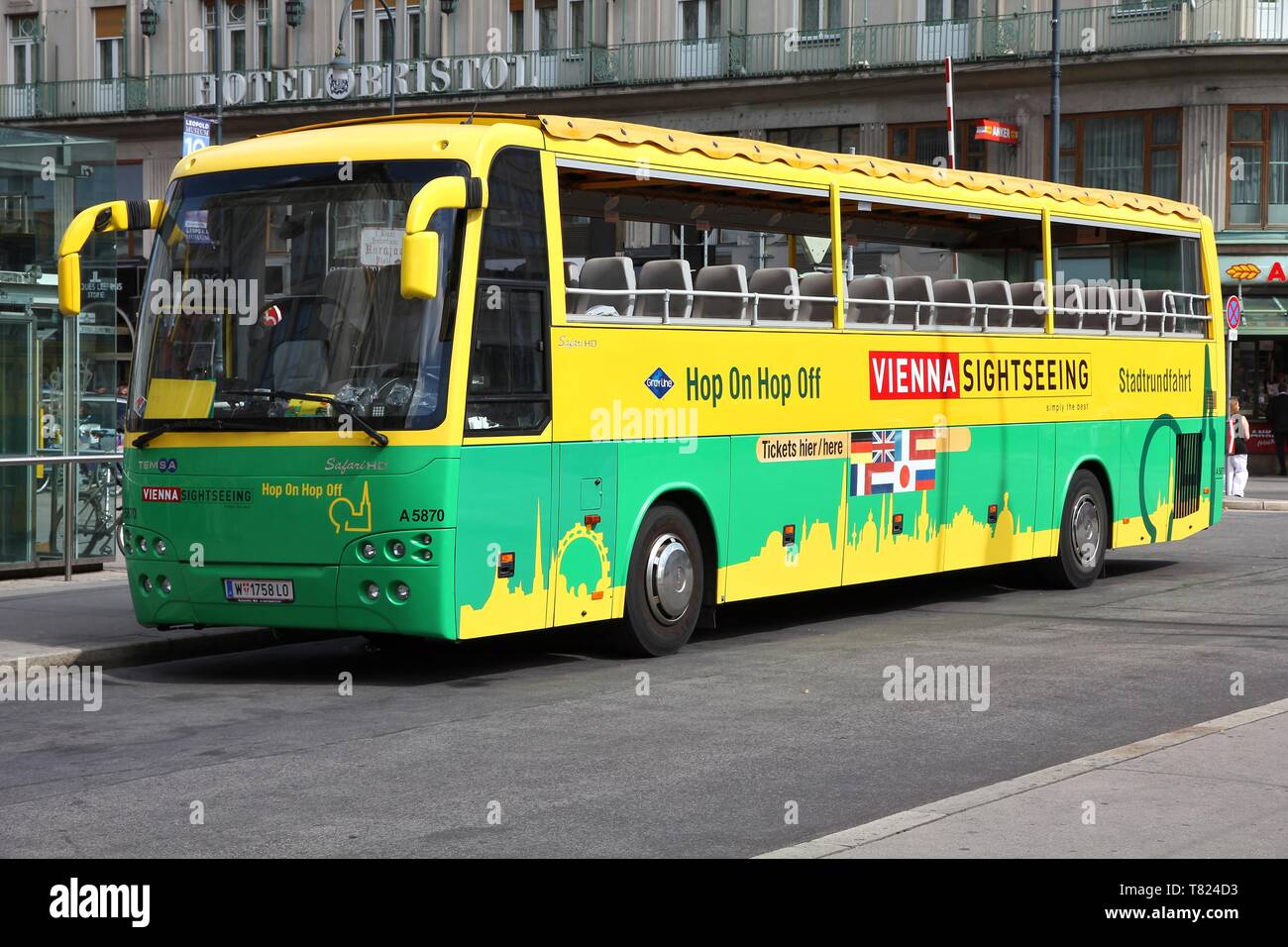 Bus vienna sightseeing hop on hop off hi-res stock photography and ...