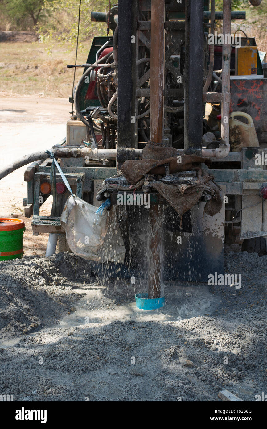 Drilling into ground hi-res stock photography and images - Alamy