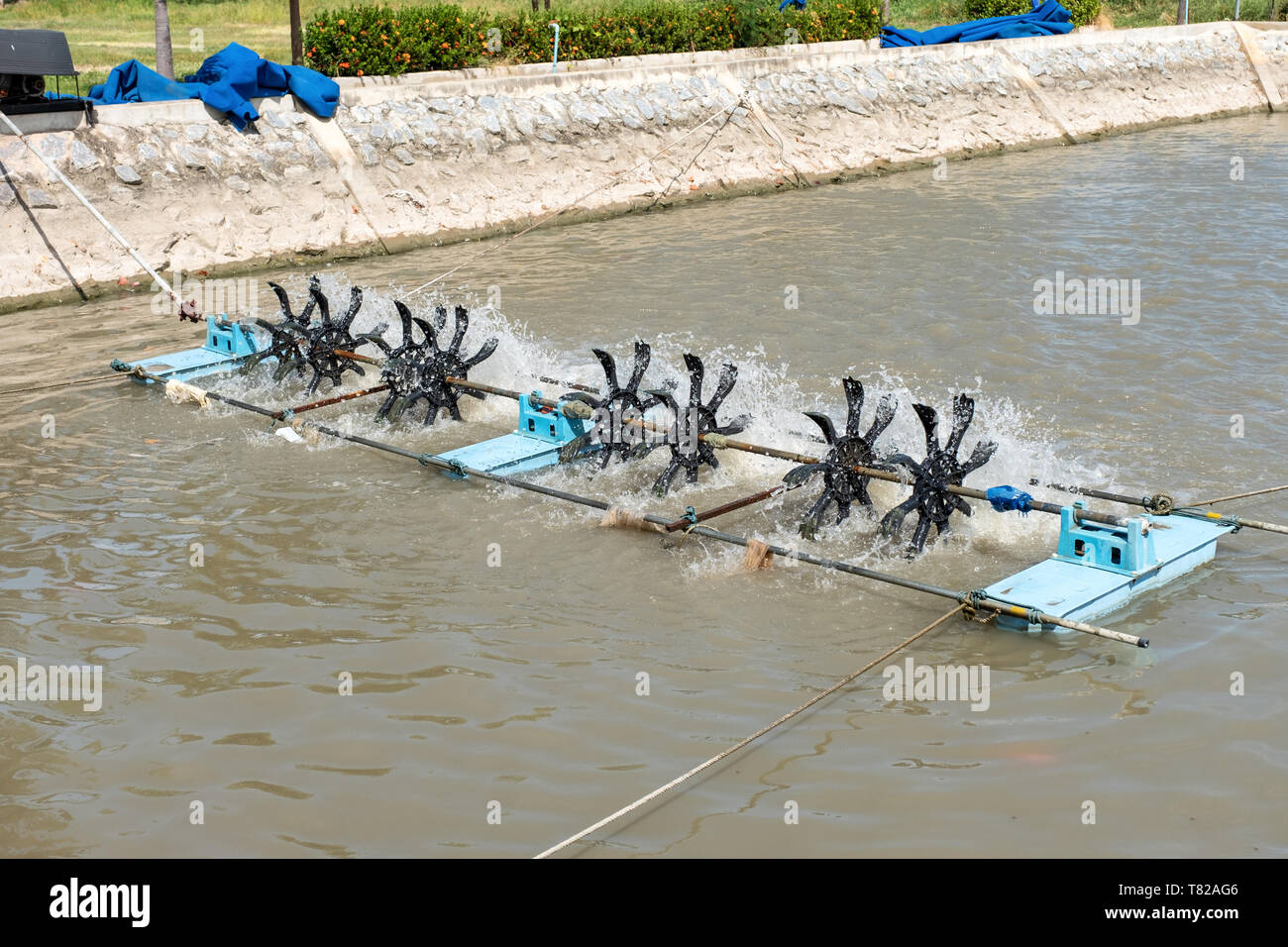 Hydraulic turbines floating with spinning wastewater to clean water on ...