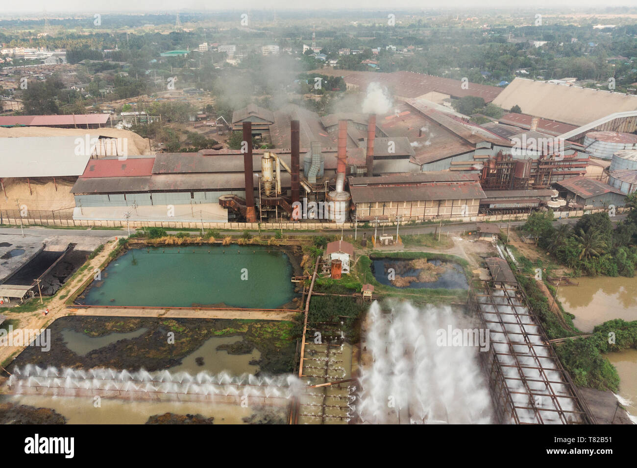 Oil refinery and pond hi-res stock photography and images - Alamy