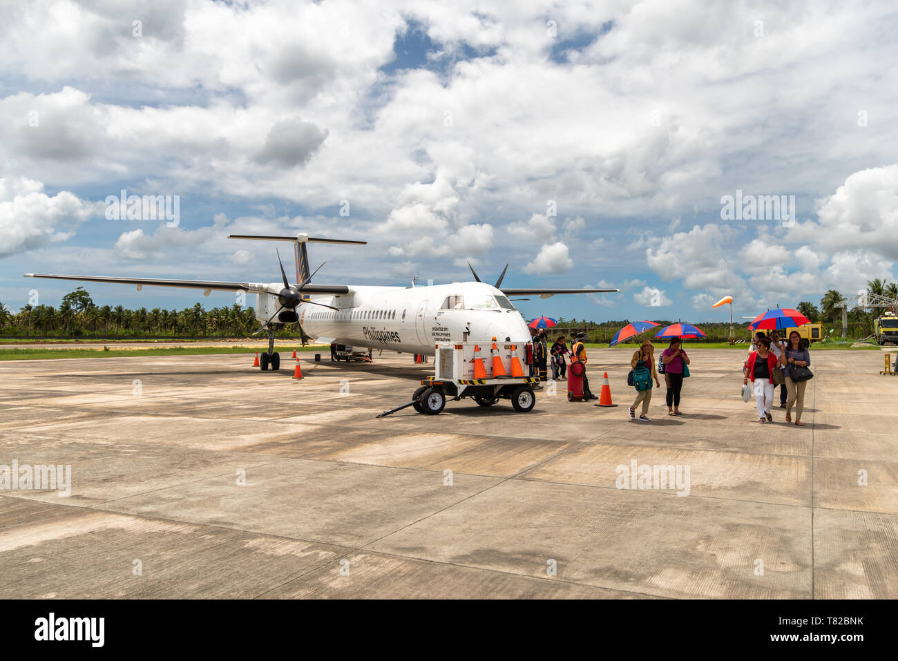 Passengers getting off plane hi-res stock photography and images - Alamy