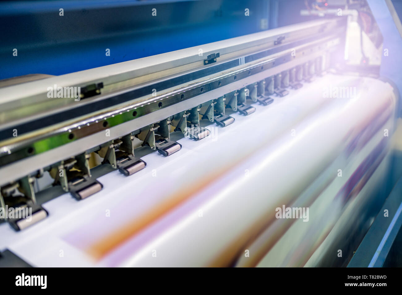 Large inkjet printer with printing on vinyl paper with lighting in ...